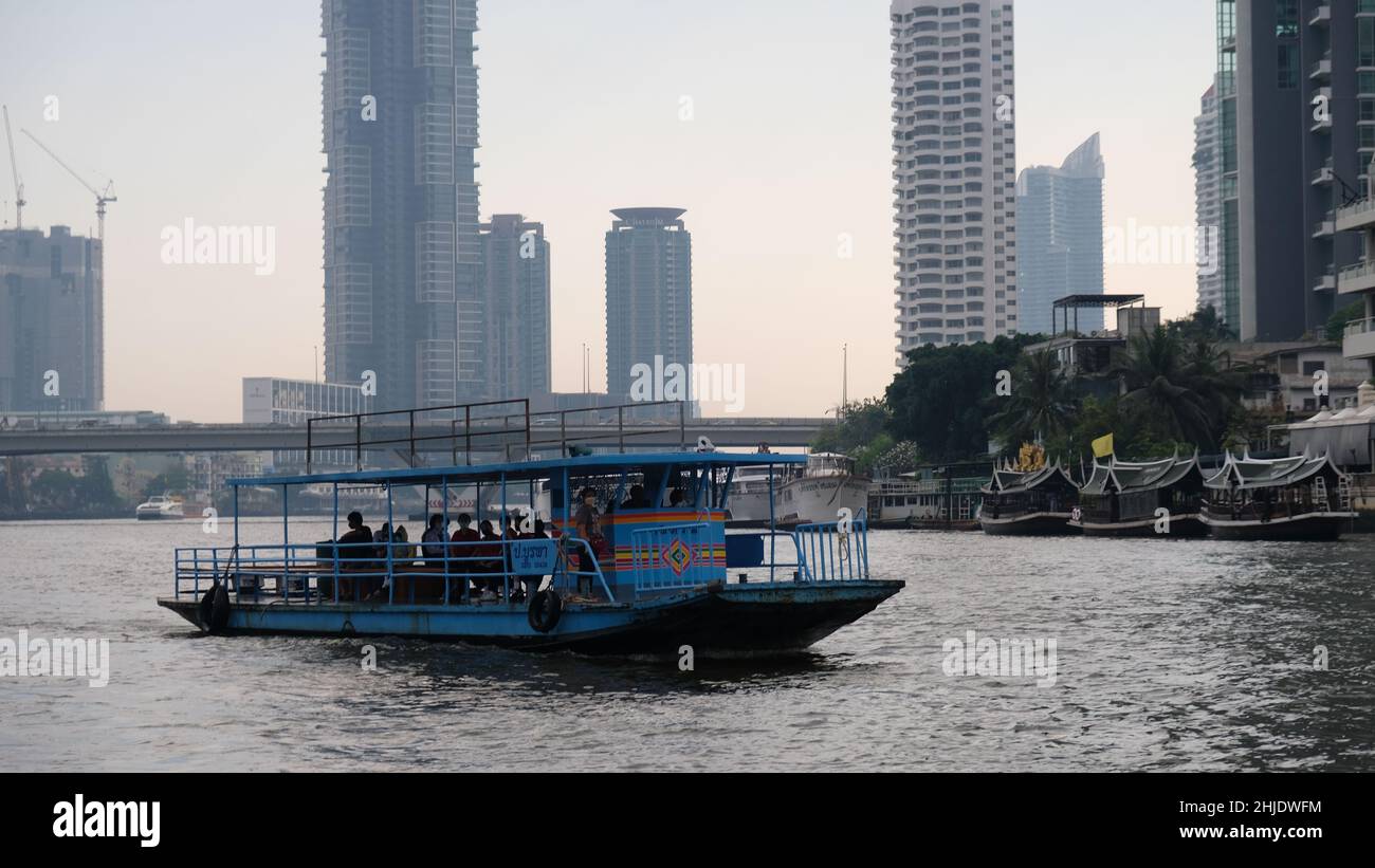 Klong san ferry boat to si phraya pier chao phraya hi-res stock ...
