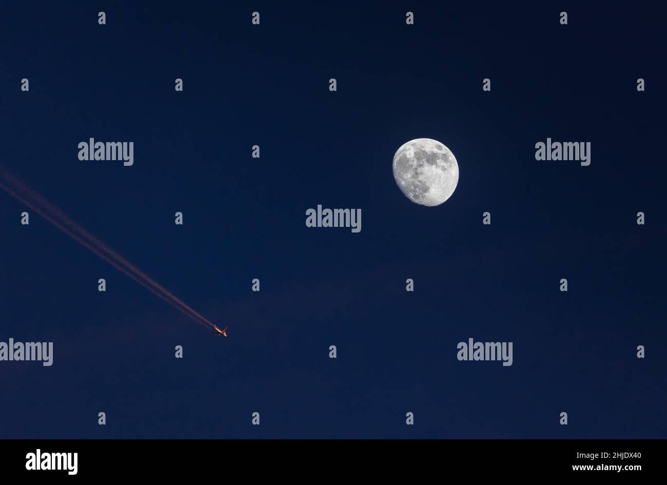 Night sky contrails hi-res stock photography and images - Alamy