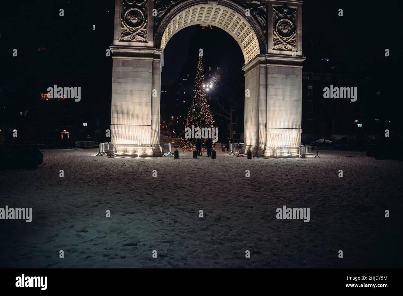 Washington Square Arch and Christmas Tree in the snow, Washington ...