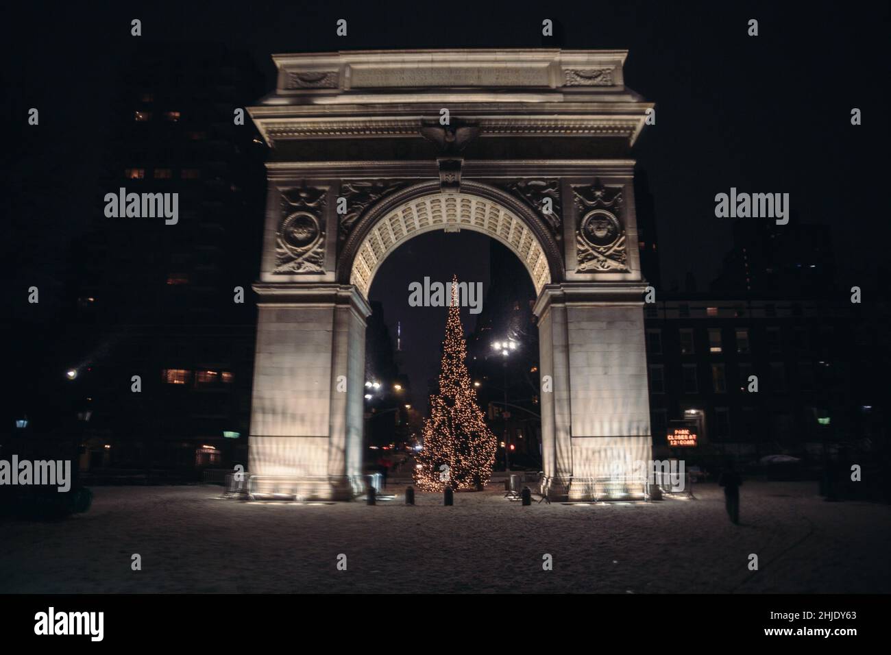 Washington Square Arch and Christmas Tree in the snow, Washington ...