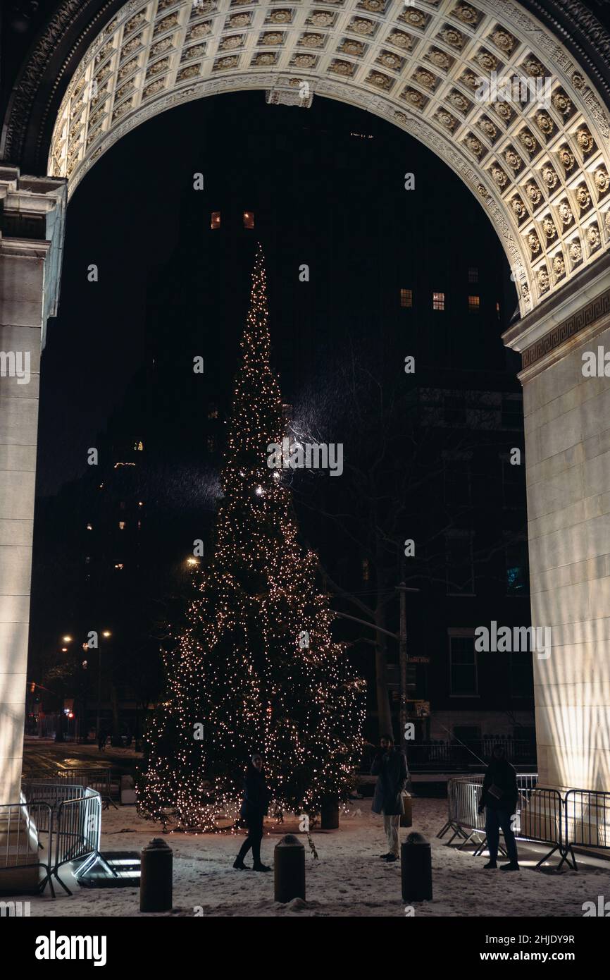 Washington Square Arch and Christmas Tree in the snow, Washington ...