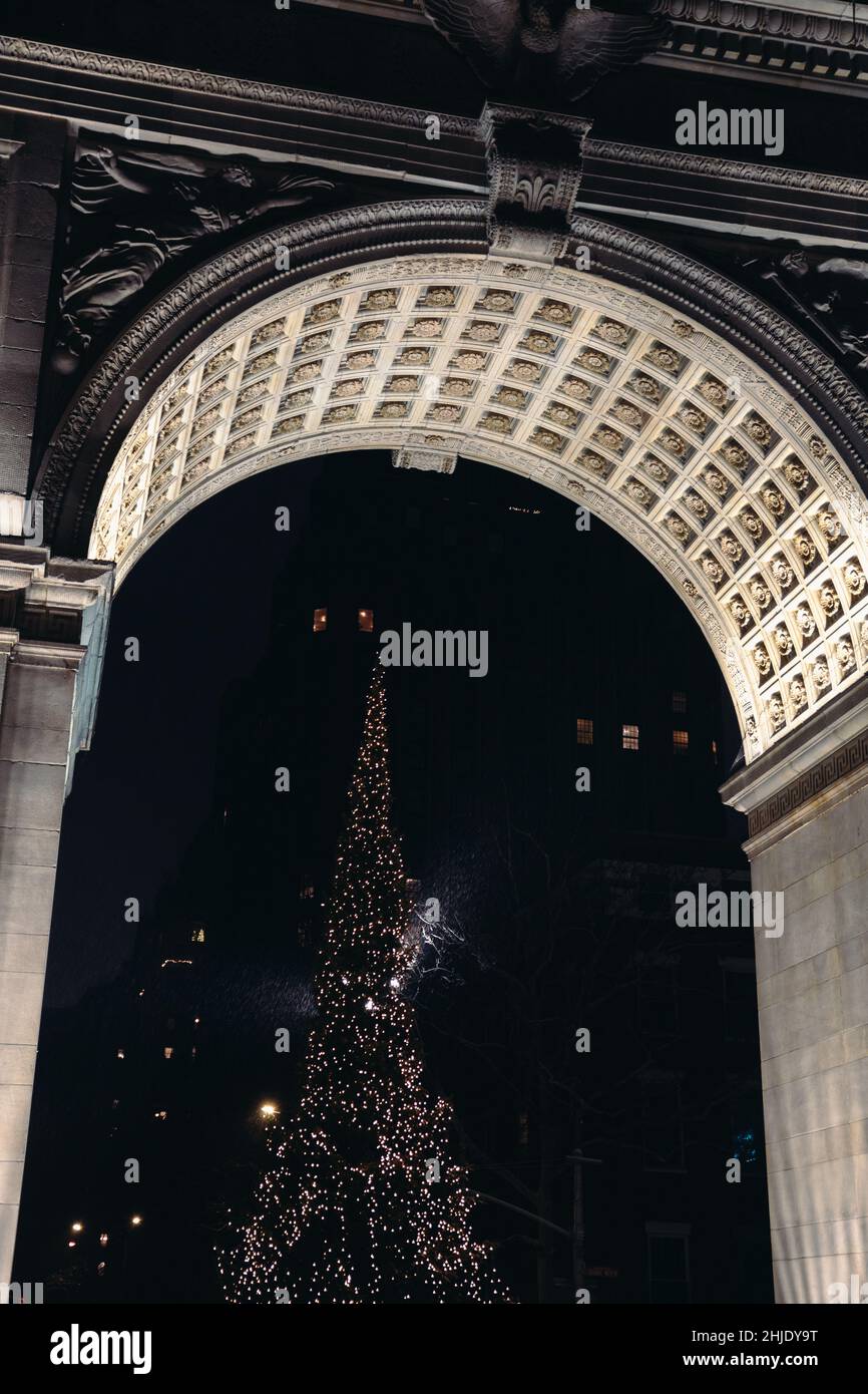 Washington Square Arch and Christmas Tree in the snow, Washington ...