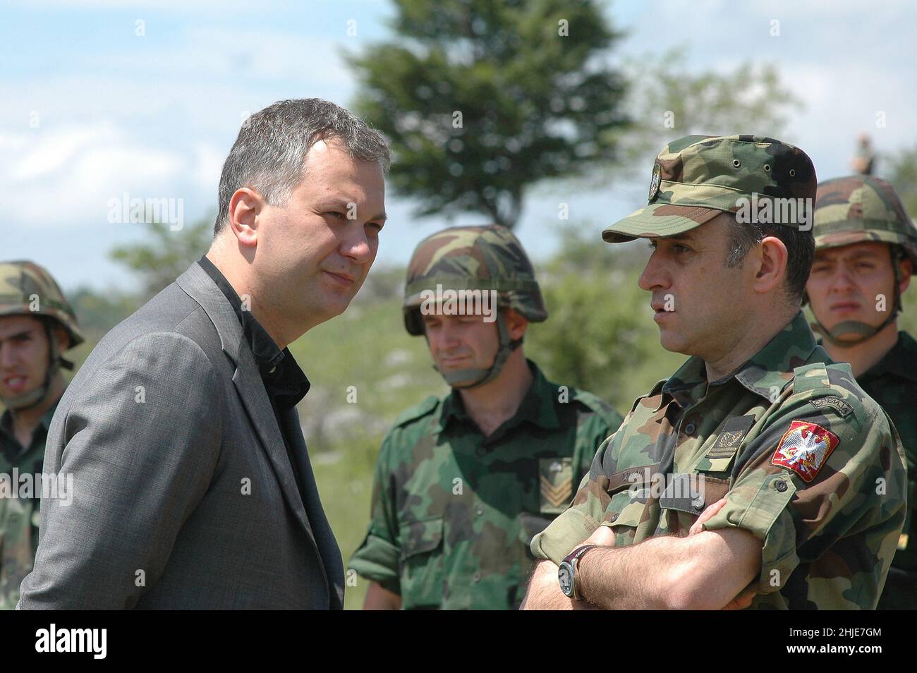 FILE PHOTO general Zdravko Ponos (R), forme Serbian Army Chief of Staff ...