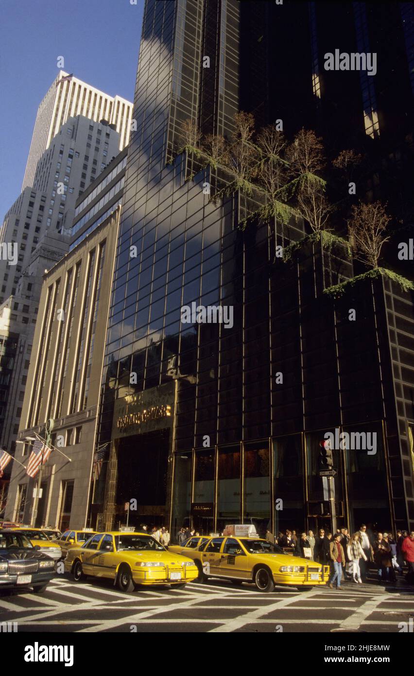 Cinquieme avenue hi-res stock photography and images - Alamy