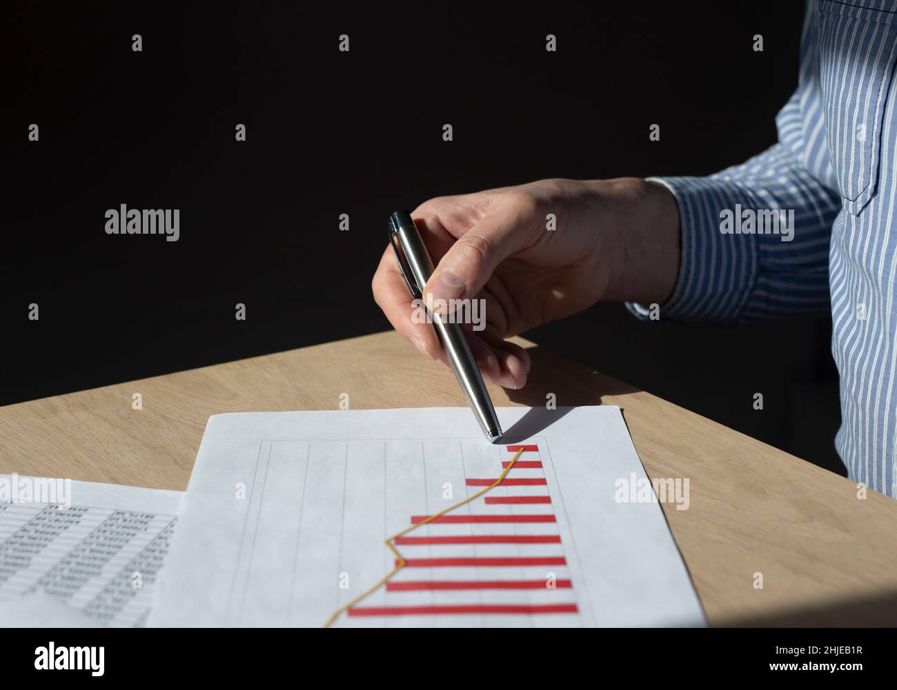 Loss of income graph chart hi-res stock photography and images - Alamy