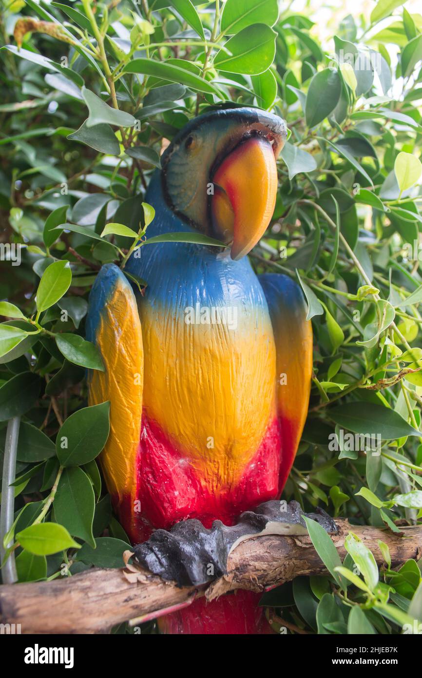 Parrot statue hi-res stock photography and images - Alamy