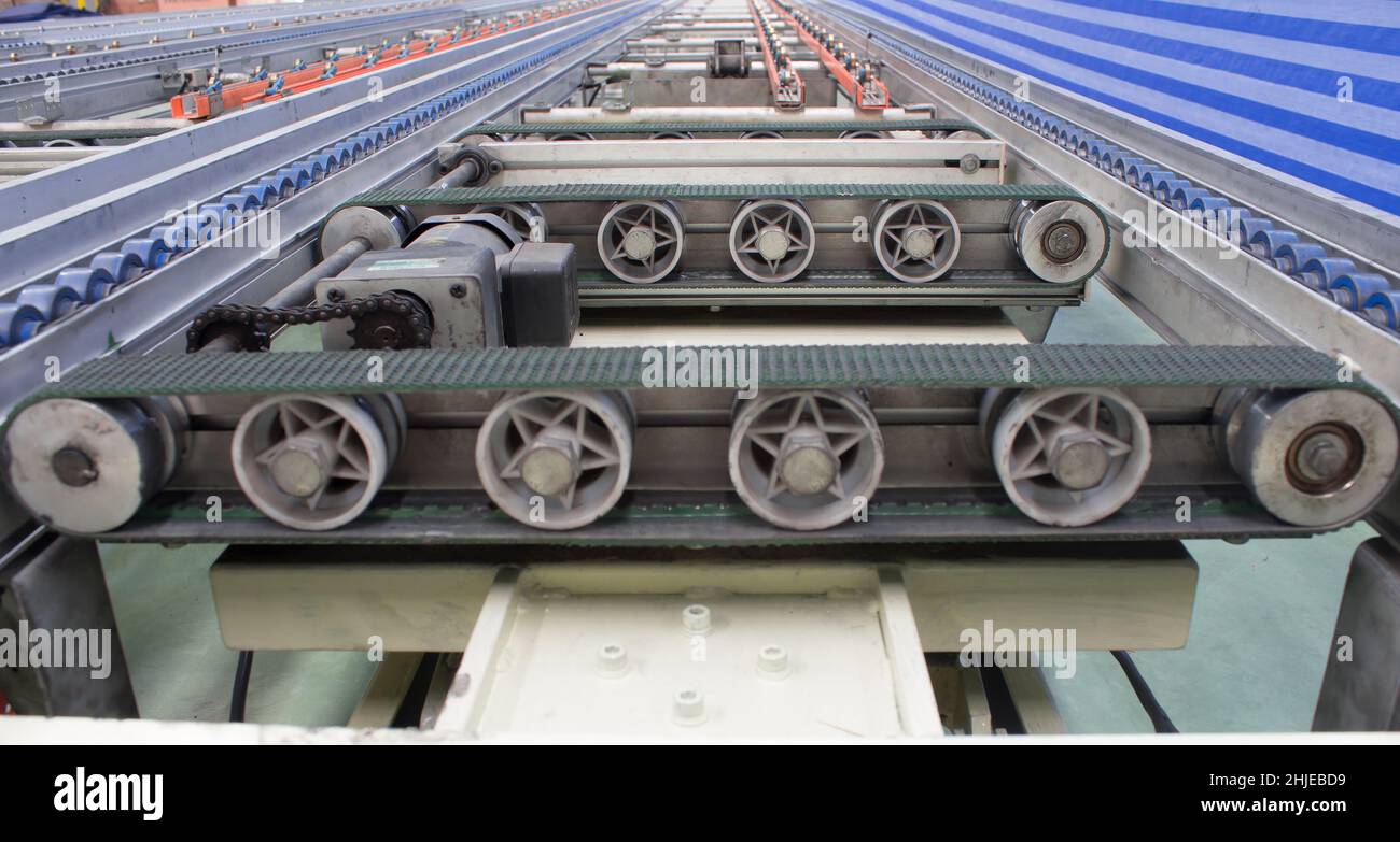 Logistics warehouse conveyor belt hi-res stock photography and images ...