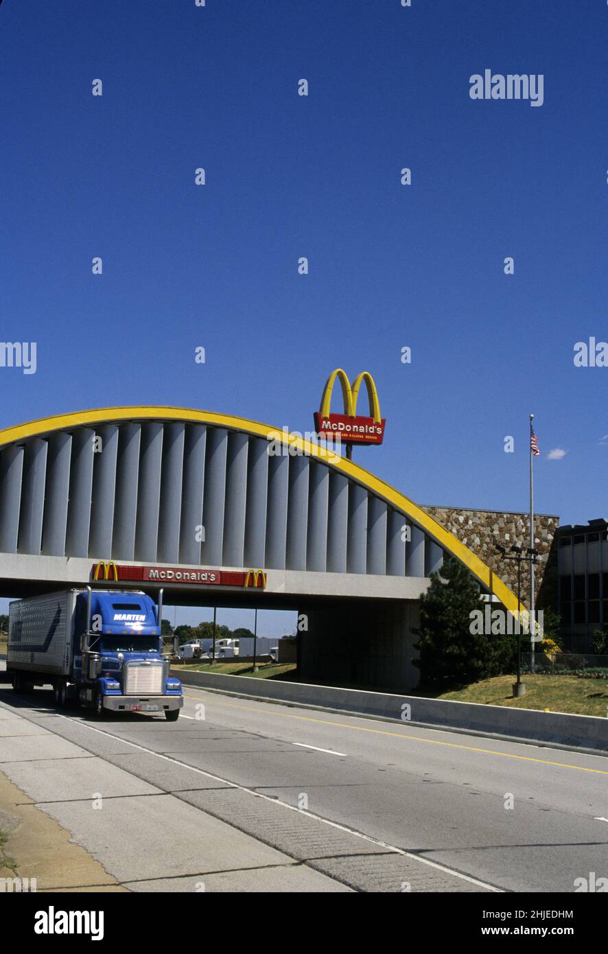 AMERICAN CAR CULTURE The biggest fast food restaurant Mc Donald in USA ...