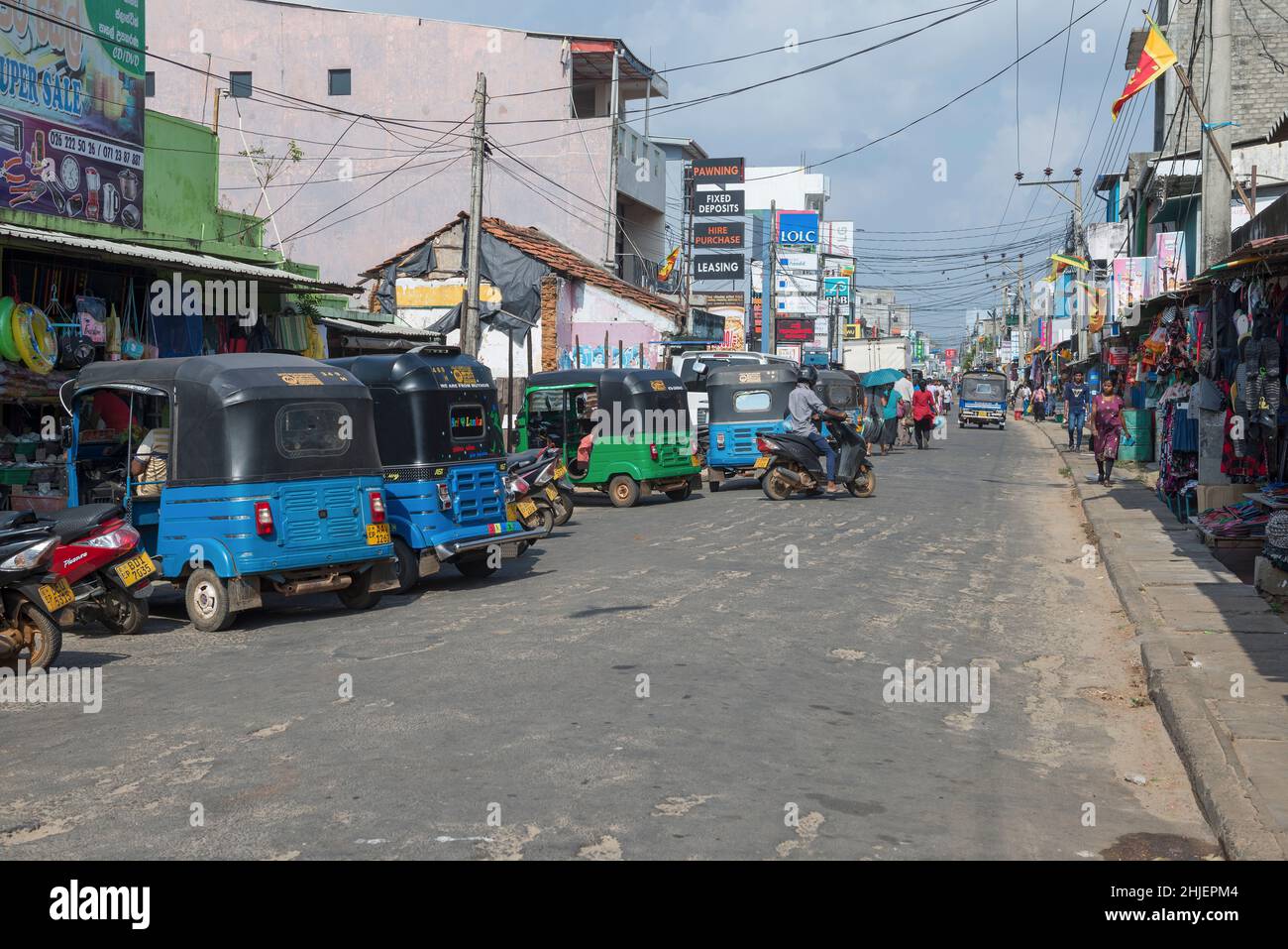 Central road hi-res stock photography and images - Alamy