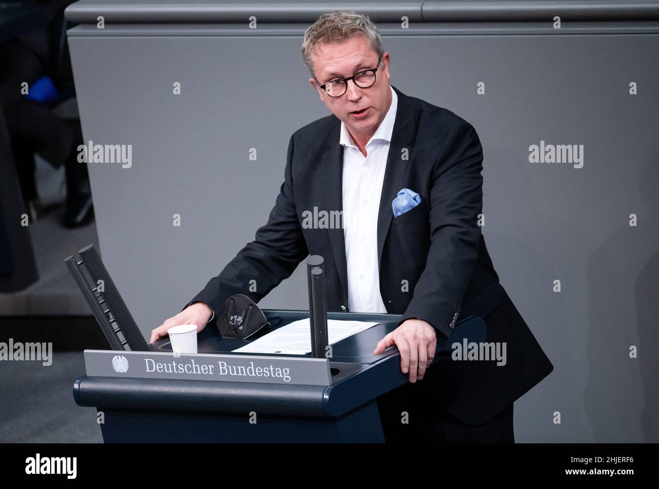 27 January 2022, Berlin: Andreas Larem (SPD) speaks at the plenary ...