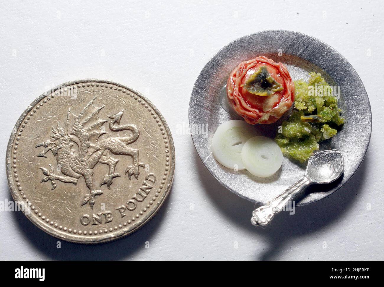 Food size plate comparison hi-res stock photography and images - Alamy