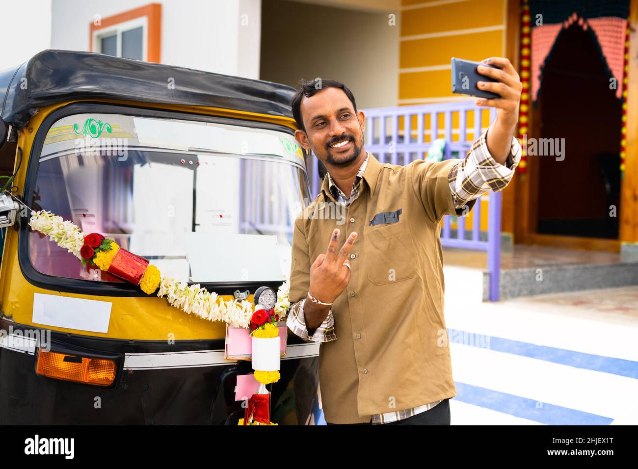 Auto driver taking selfie with his auto rickshaw to post on social ...