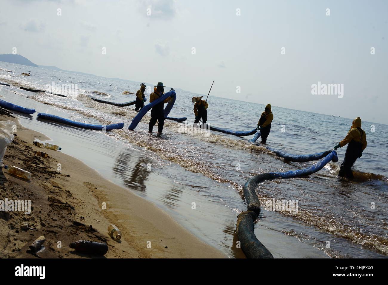 Underwater oil pipeline hi-res stock photography and images - Alamy