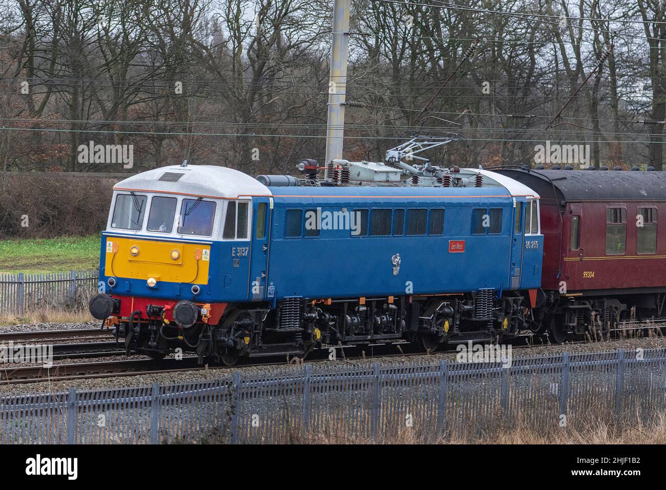 Class 86 electric locomotive named Les Ross at Winwick on the West ...