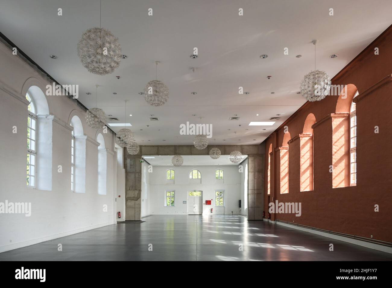 Concrete floor of empty hall hi-res stock photography and images - Alamy