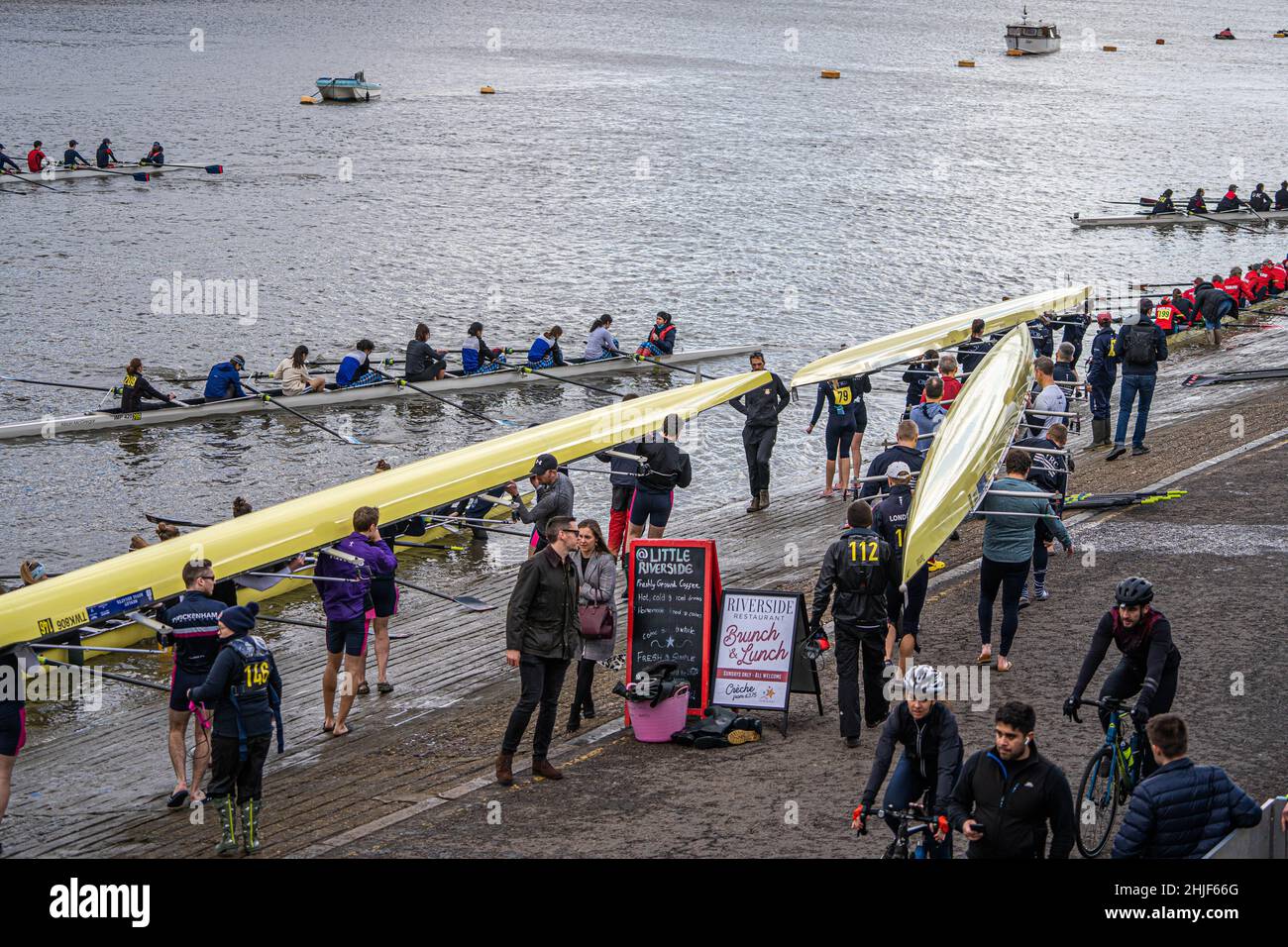 PUTNEY LONDON, UK. 29 January, 2022. Rowers from various clubs carry ...