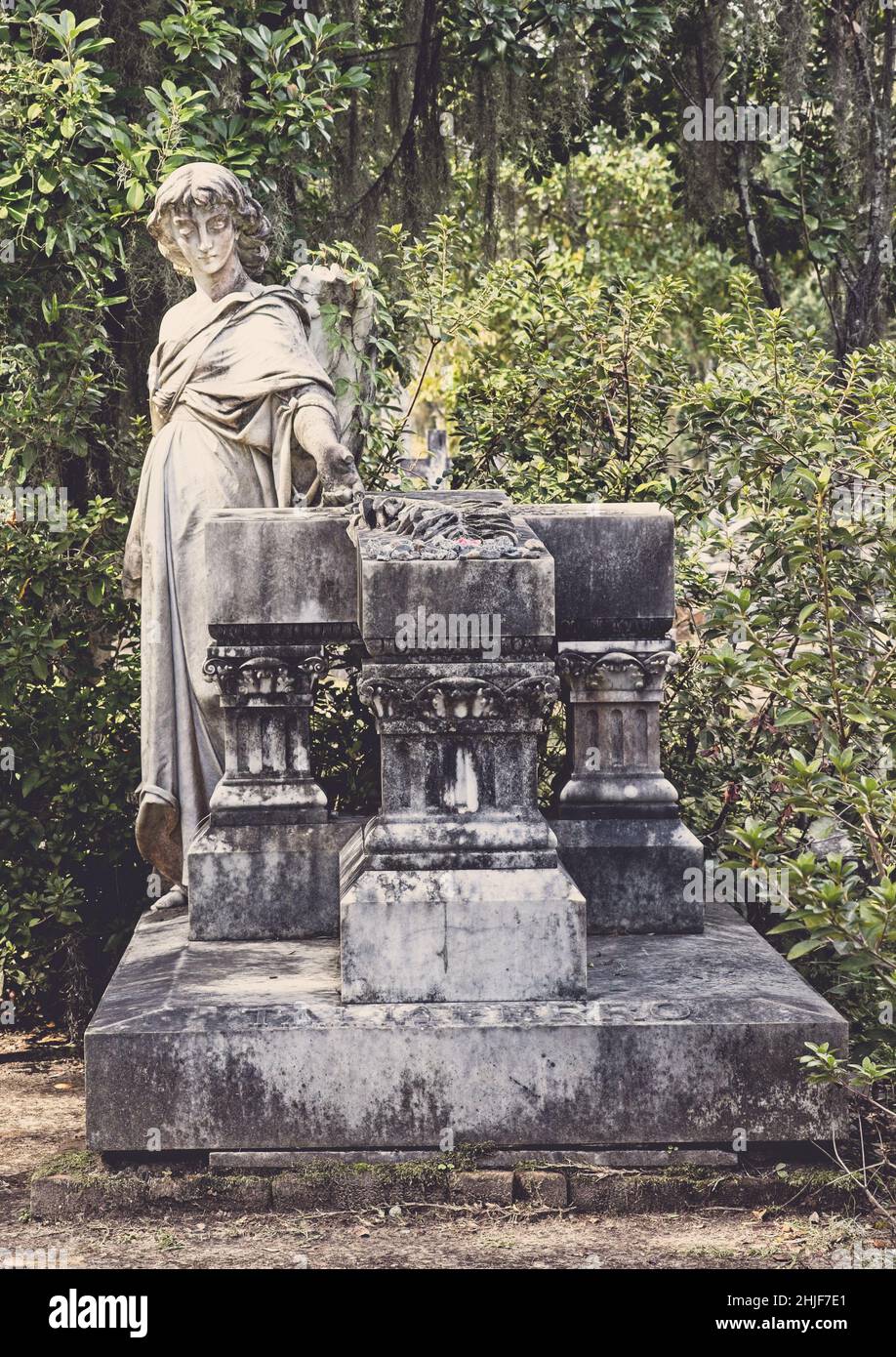 Statue at the Bonaventure Cemetery, Savannah, Georgia Stock Photo - Alamy