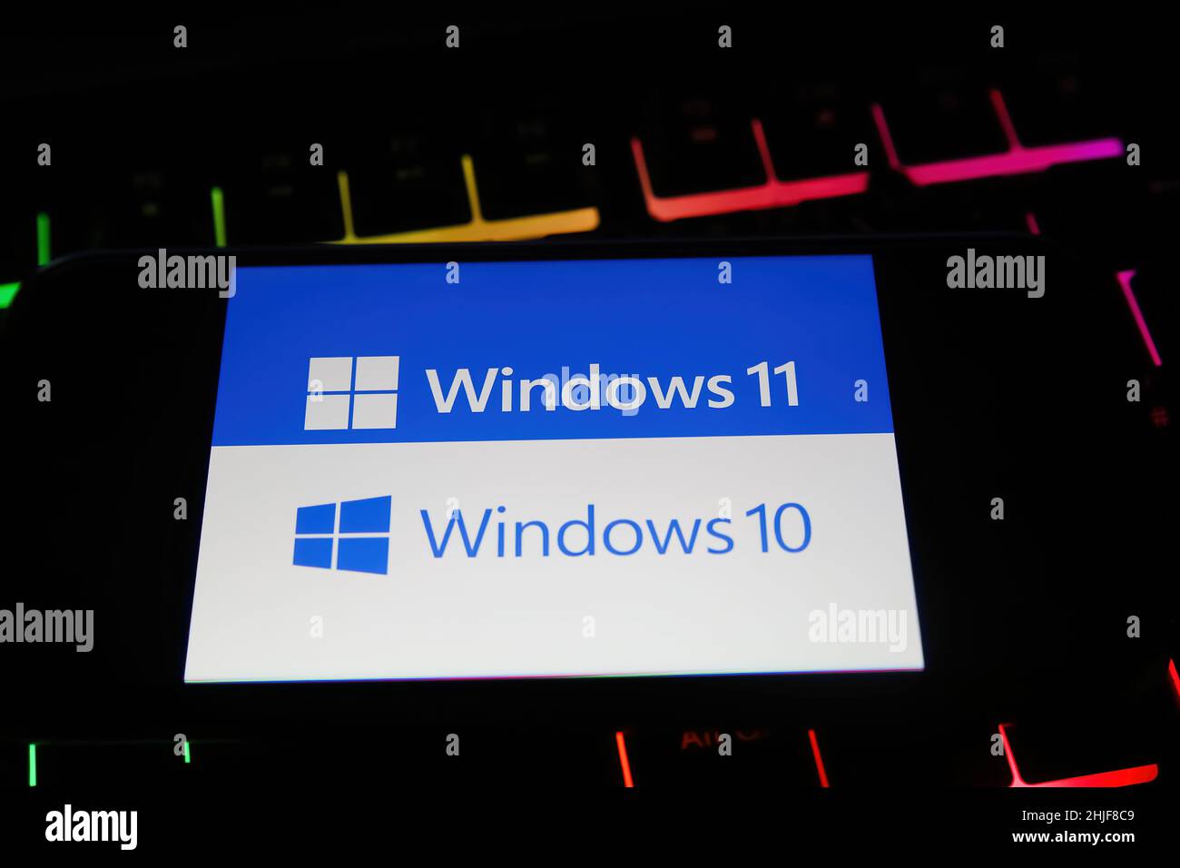 Windows 11 operating system logo hi-res stock photography and images ...