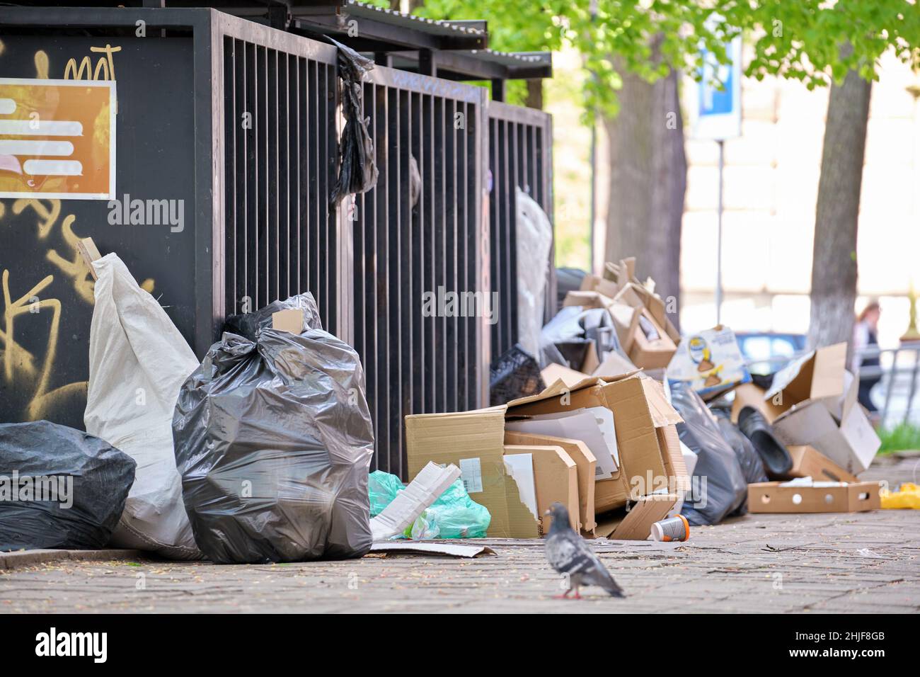 Overflowing rubbish bin scattered rubbish hi-res stock photography and ...