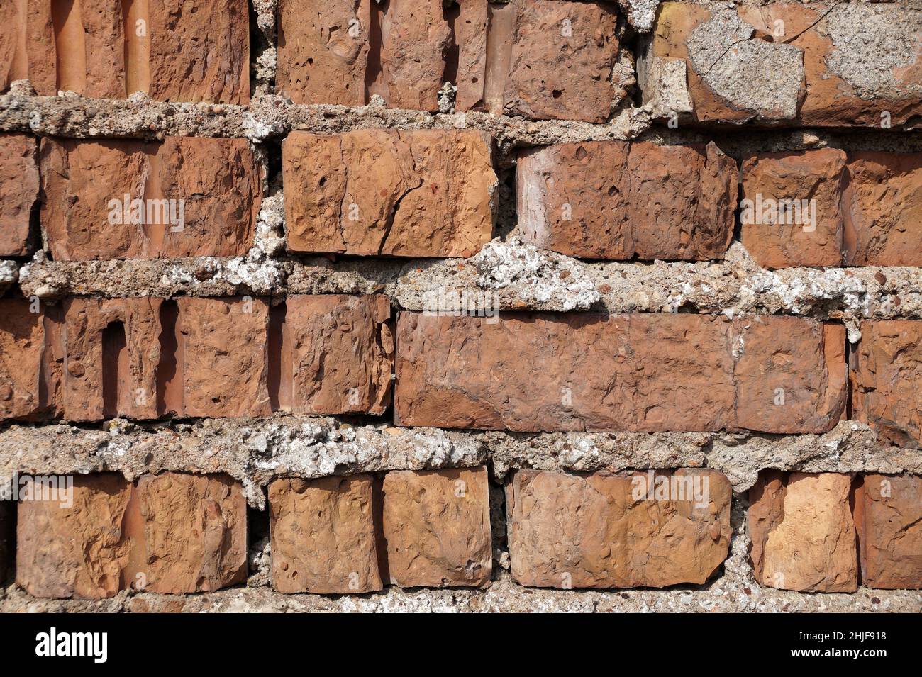 Cracked brickwork hi-res stock photography and images - Alamy