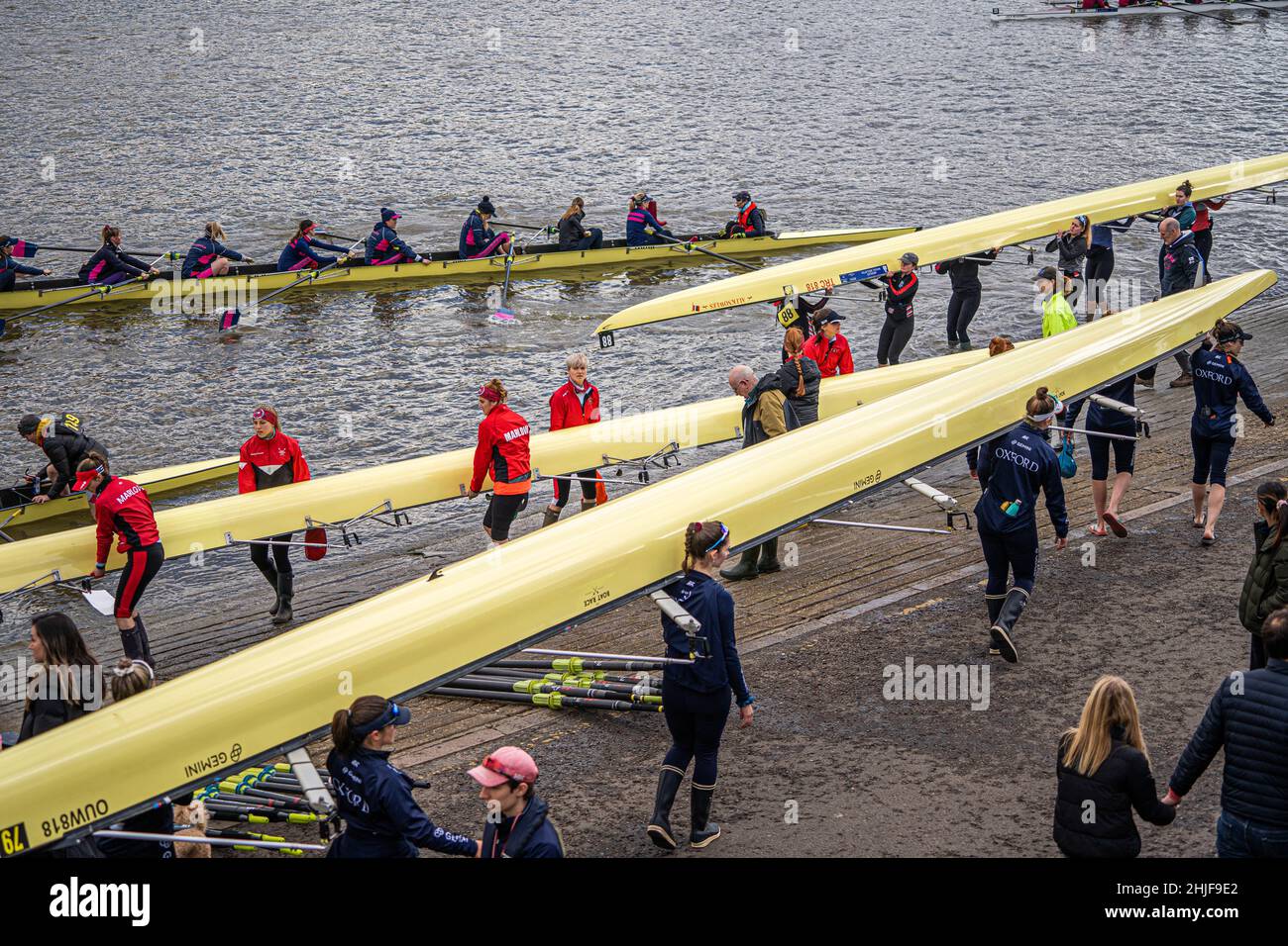 PUTNEY LONDON, UK. 29 January, 2022. Rowers from various clubs carry ...