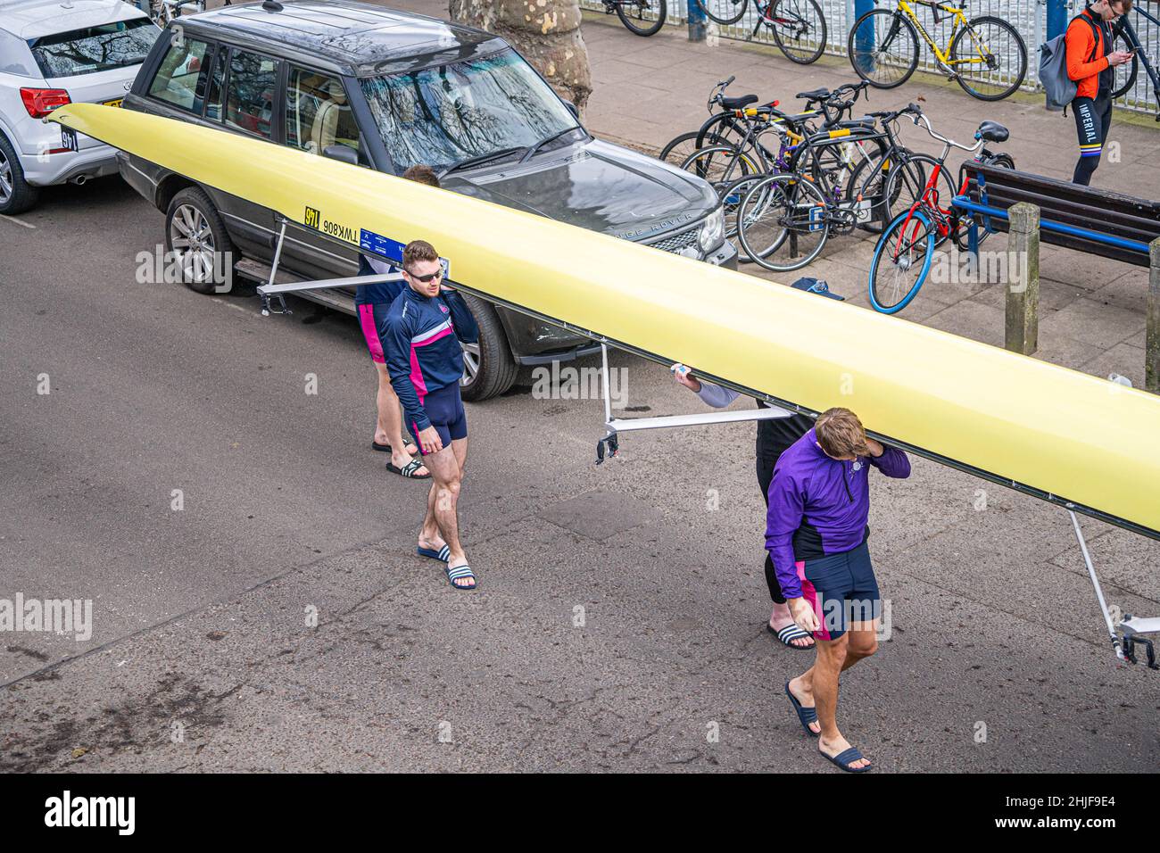 PUTNEY LONDON, UK. 29 January, 2022. Rowers from various clubs carry ...
