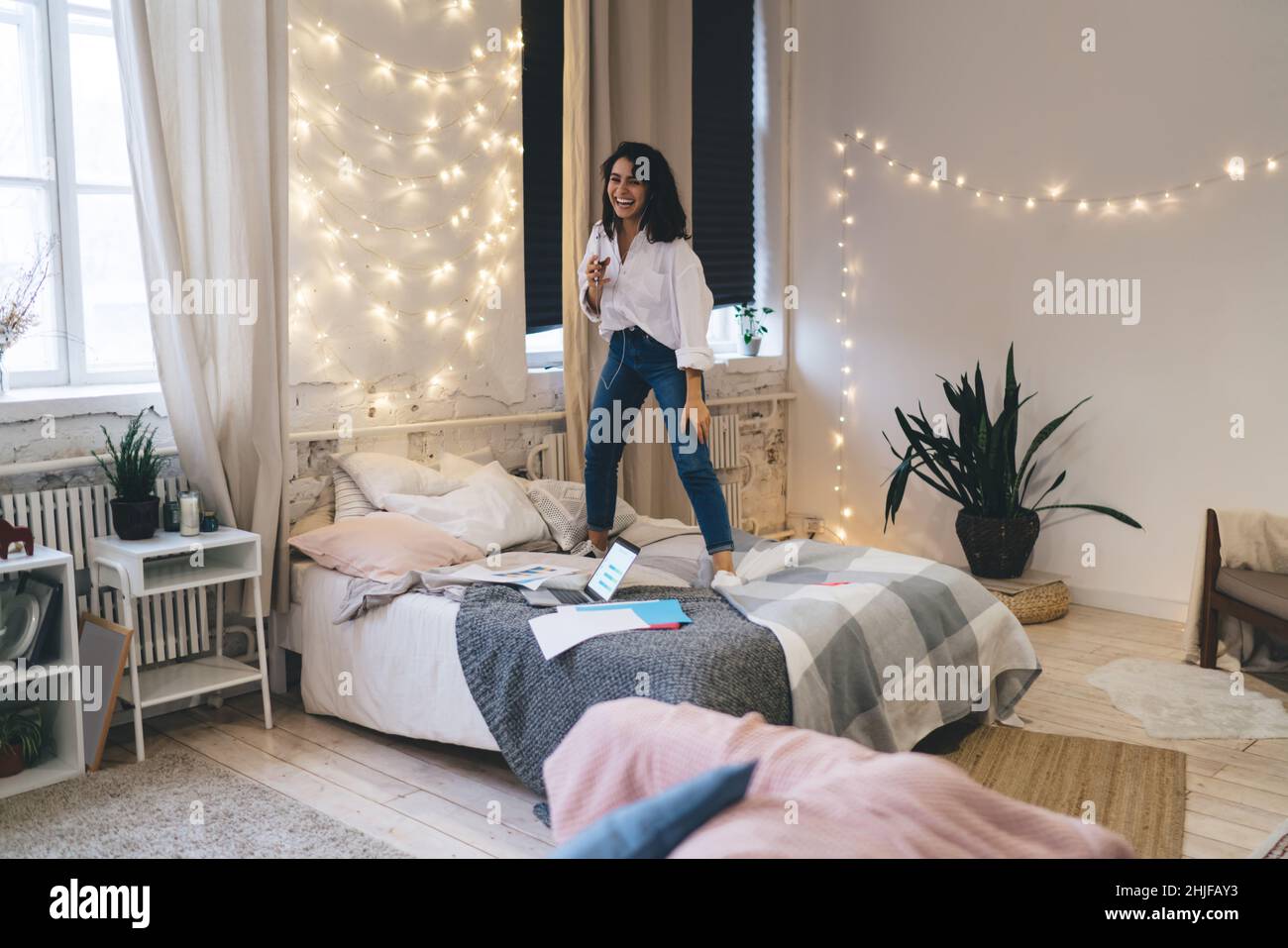 Bed smartphone hi-res stock photography and images - Alamy
