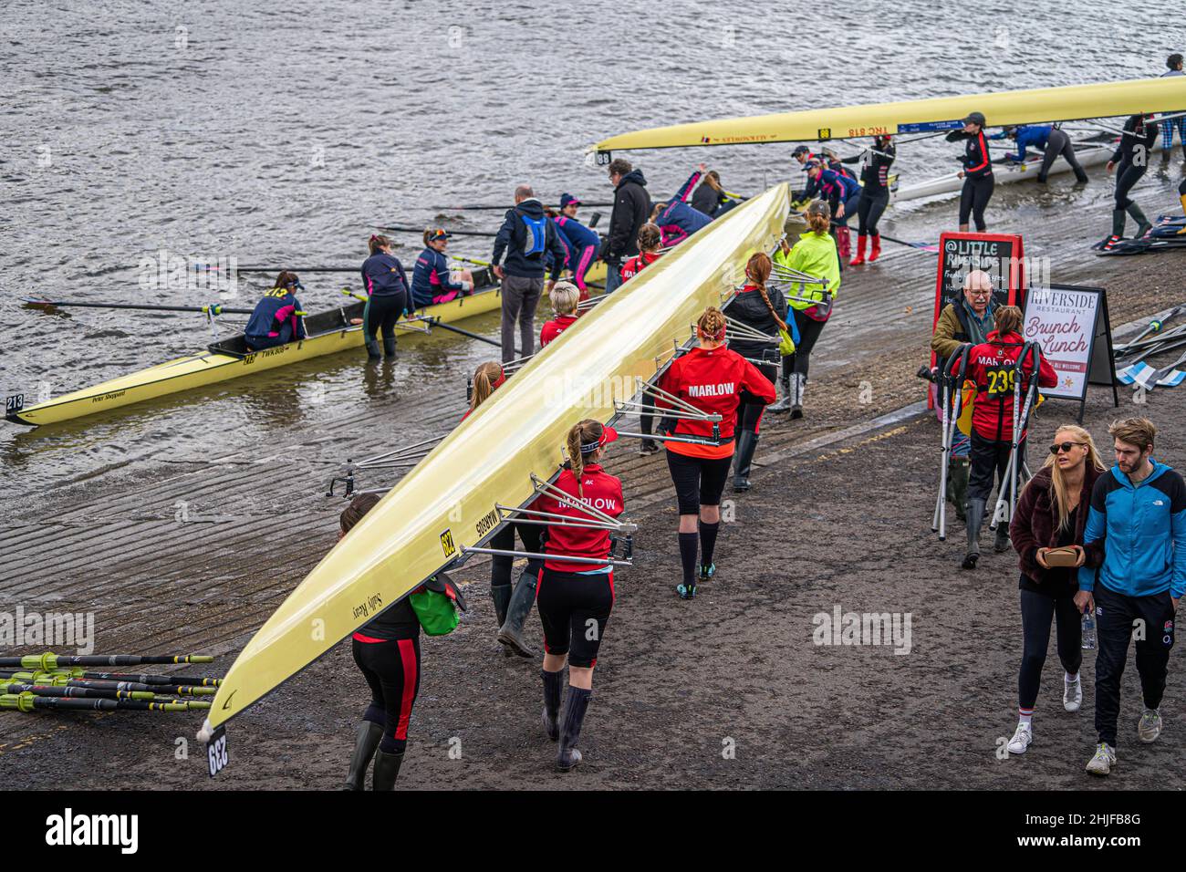 PUTNEY LONDON, UK. 29 January, 2022. Rowers from the Marlow rowing club ...