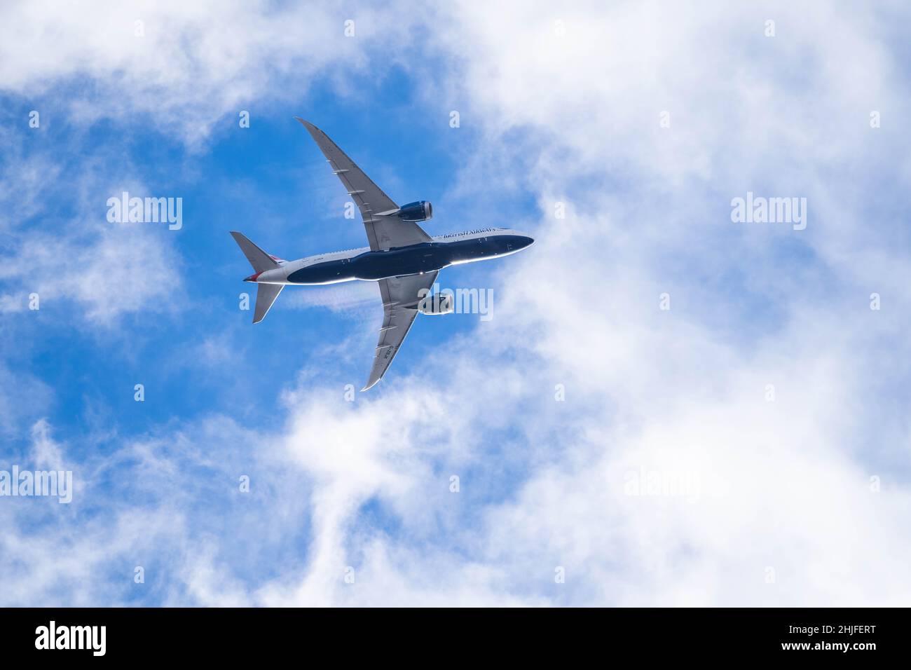 Airliner flying overhead hi-res stock photography and images - Alamy