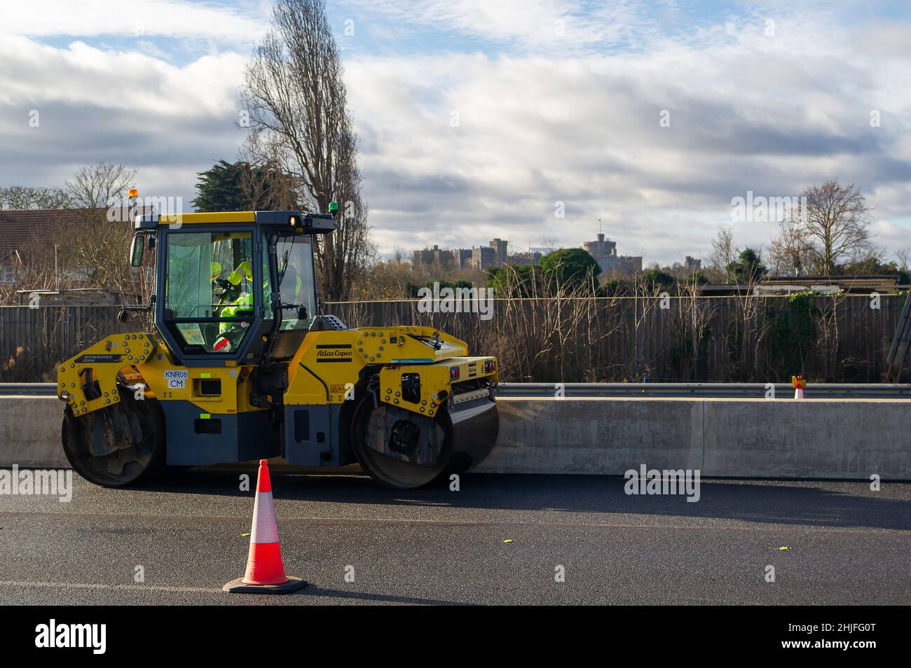 Datchet, Berkshire, UK. 29th January, 2022 Resurfacing work on the M4 ...