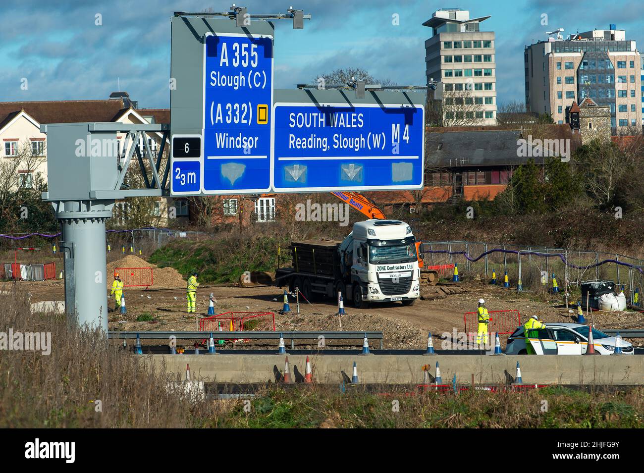 Datchet, Berkshire, UK. 29th January, 2022 The M4 is closed again this ...