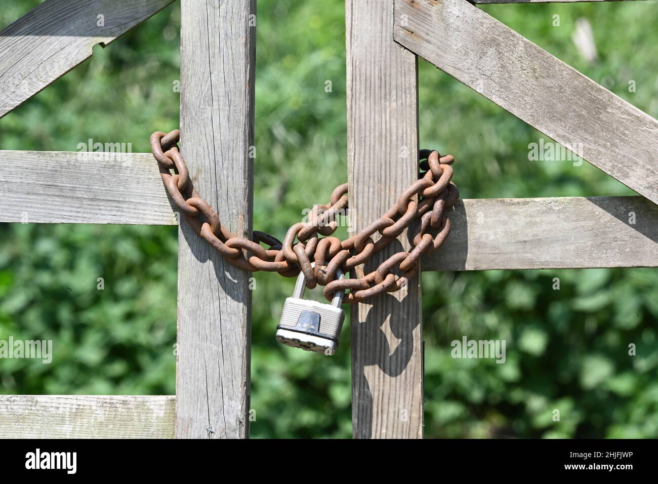 Padlocked wooden farm gate Stock Photo - Alamy