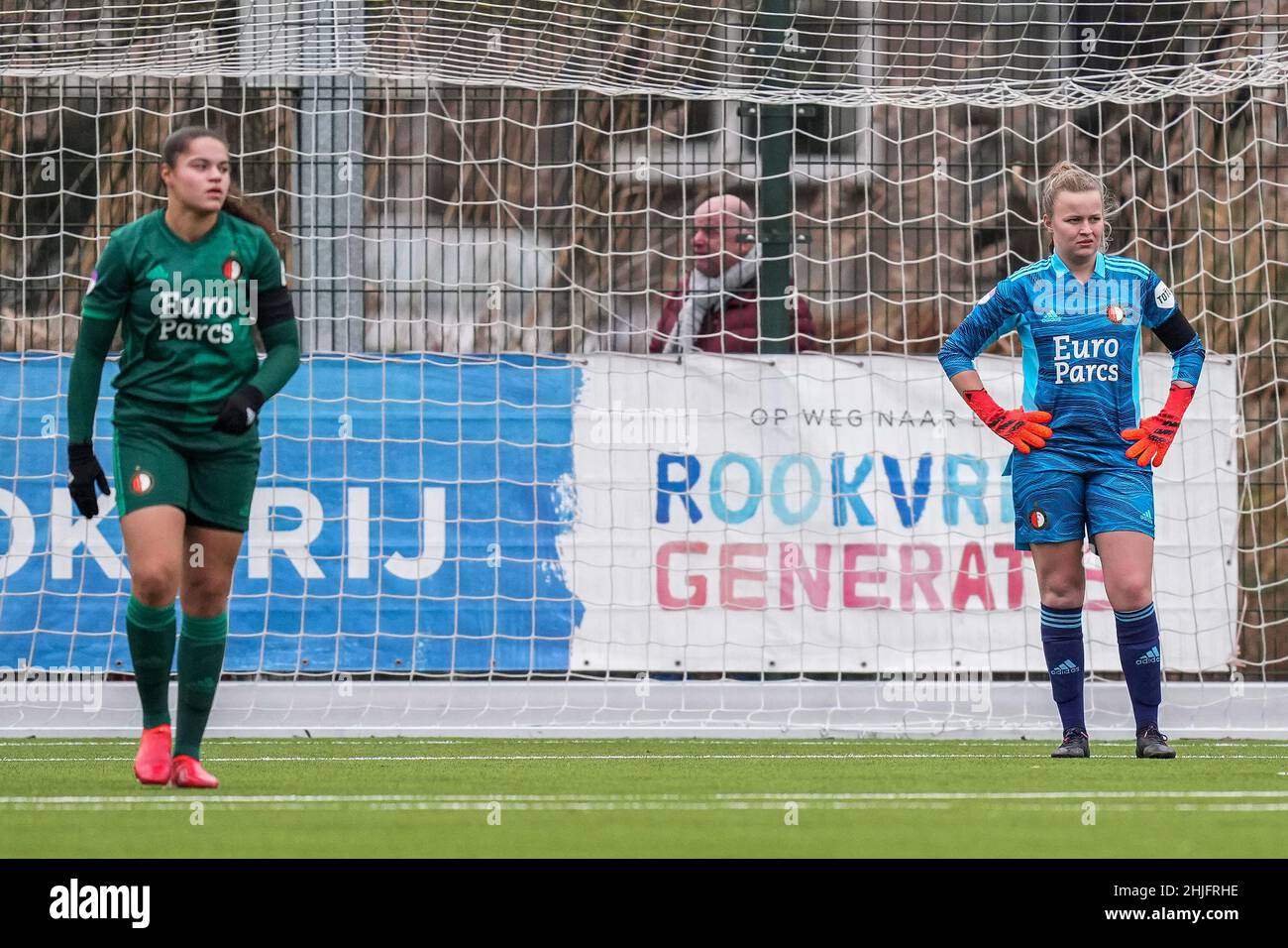 Haarlem - Jada Conijnenberg of Feyenoord V1, goalkeeper Jill Duijzer of ...