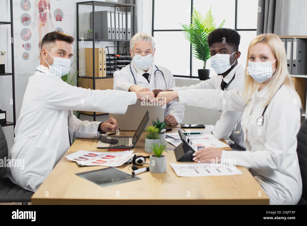 Multicultural medical team hi-res stock photography and images - Alamy
