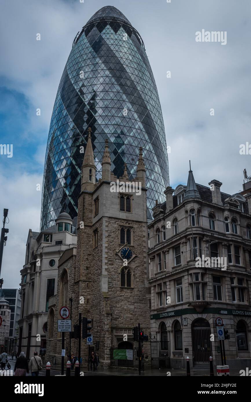 Gherkin modern landmark building hi-res stock photography and images ...