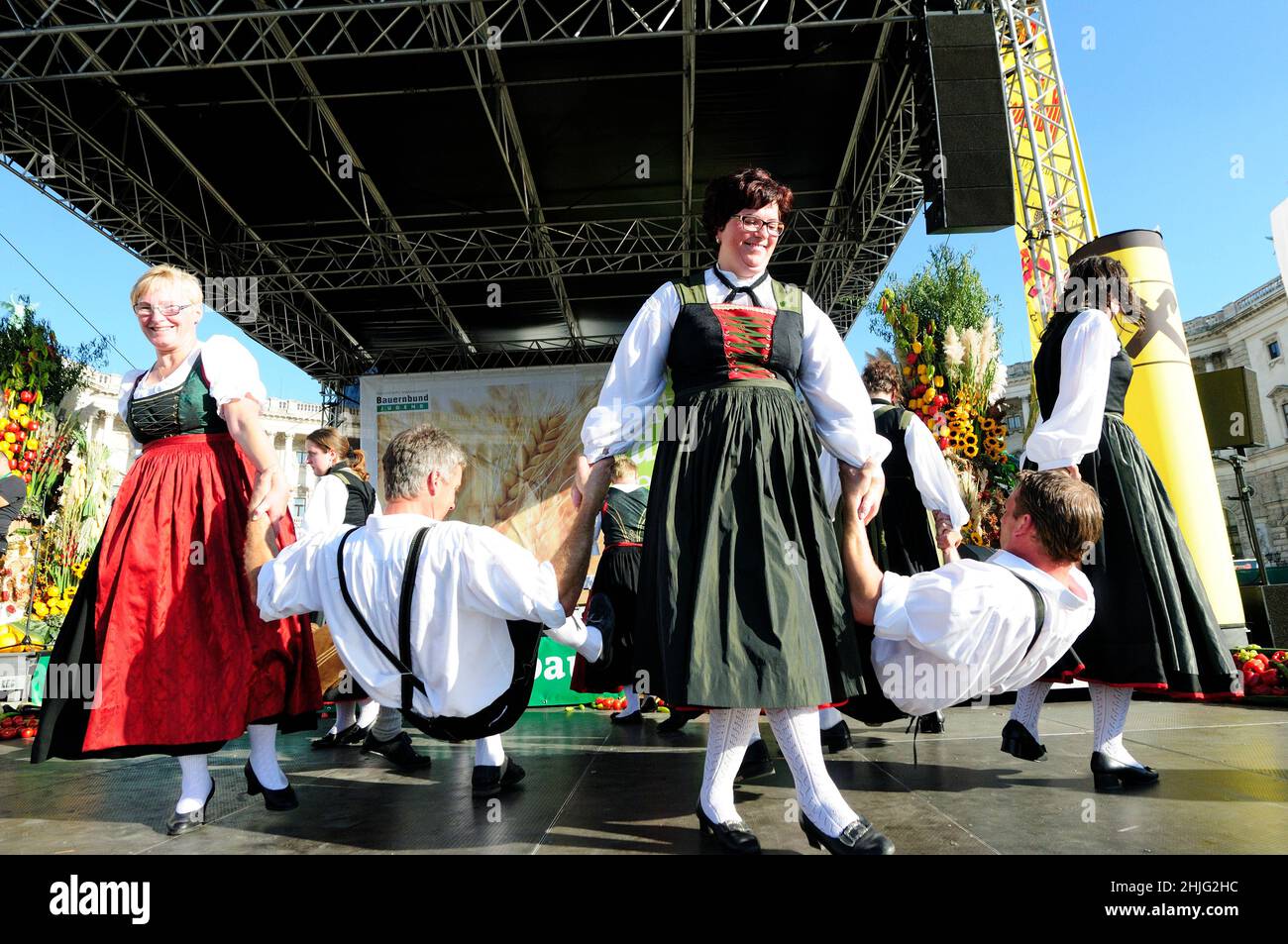 Austrian folk dance hi-res stock photography and images - Alamy