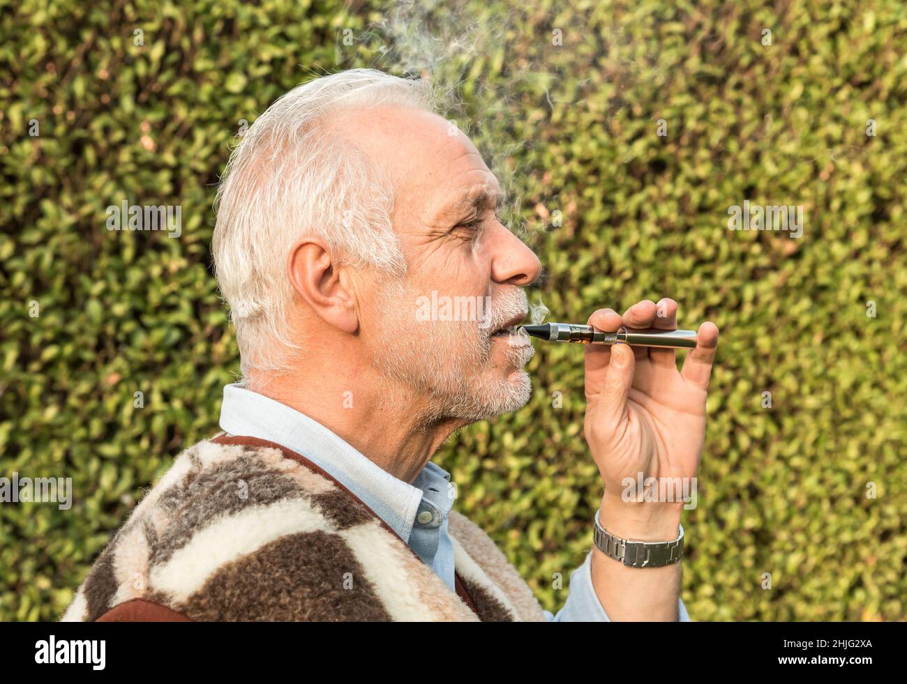 Elderly person smoking hi-res stock photography and images - Alamy