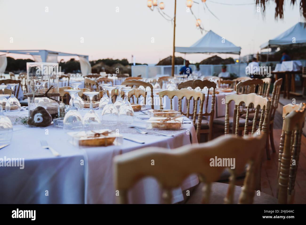 Outdoor banquet table set up hi-res stock photography and images - Alamy