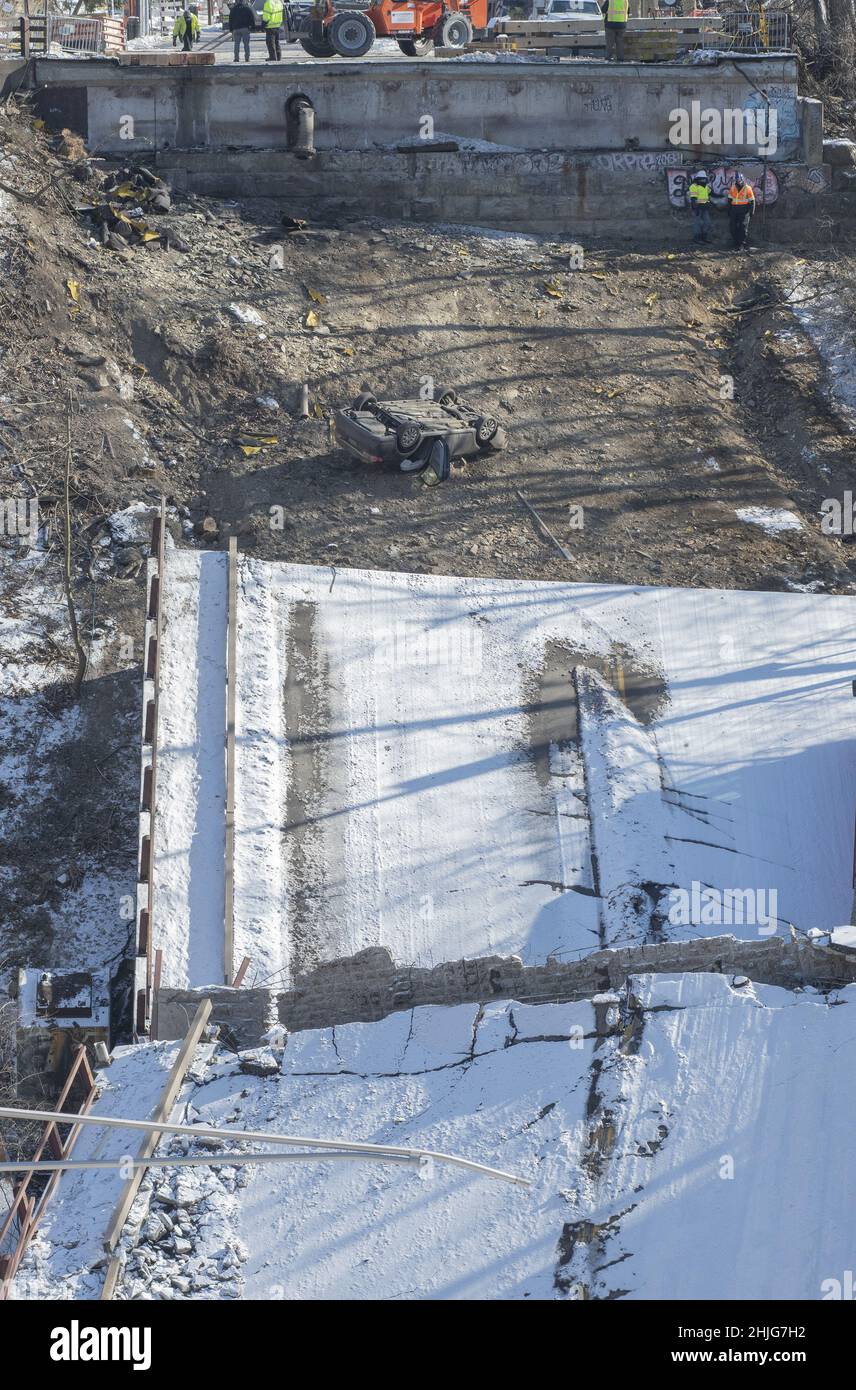 Pittsburgh, United States. 29th Jan, 2022. Investigators can be seen ...