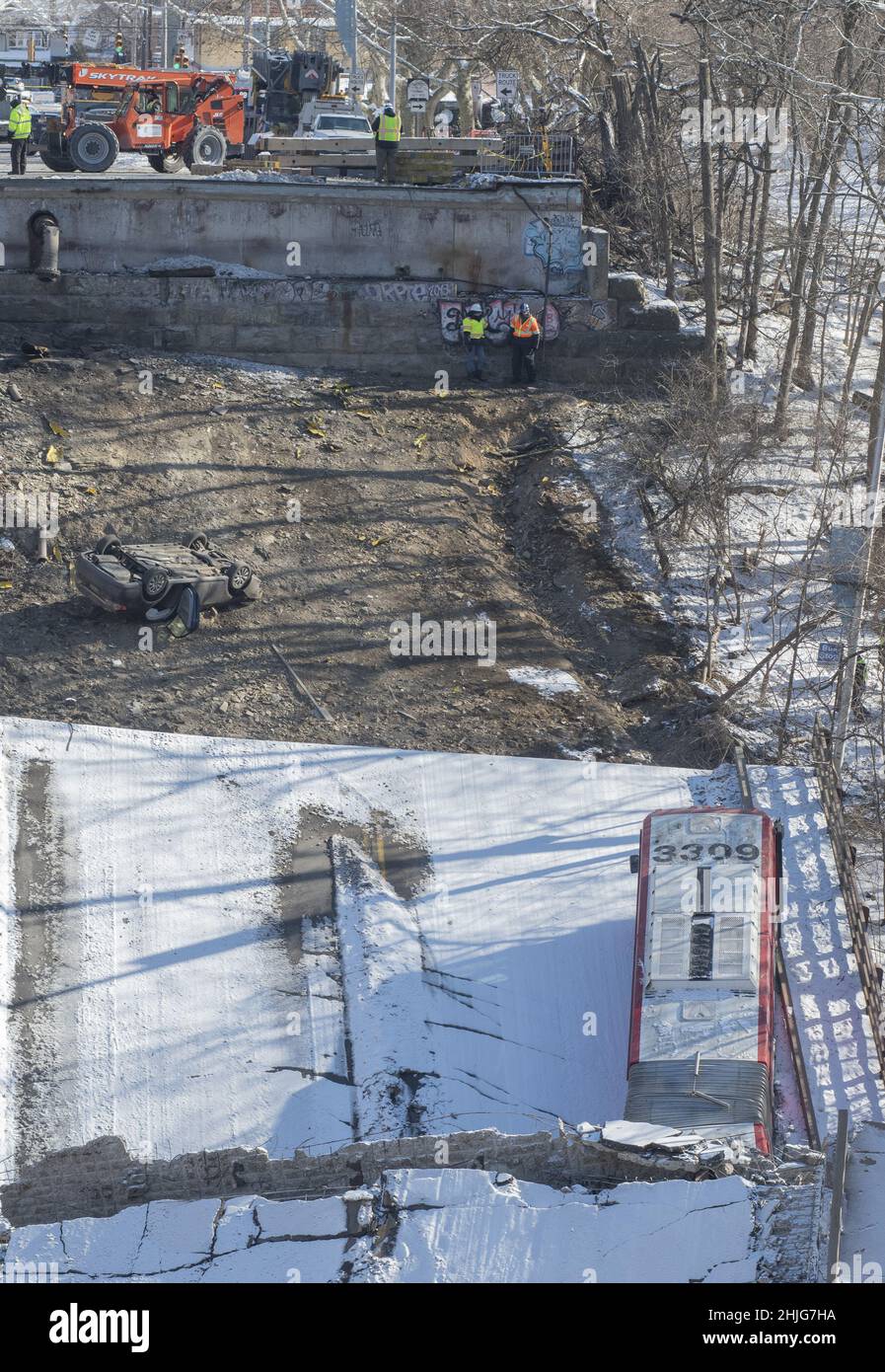Pittsburgh, United States. 29th Jan, 2022. Investigators can be seen ...