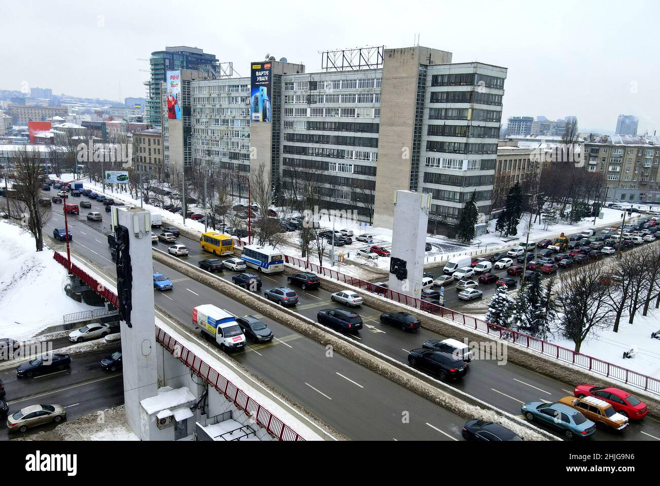 Cars traffic snow smog hi-res stock photography and images - Alamy