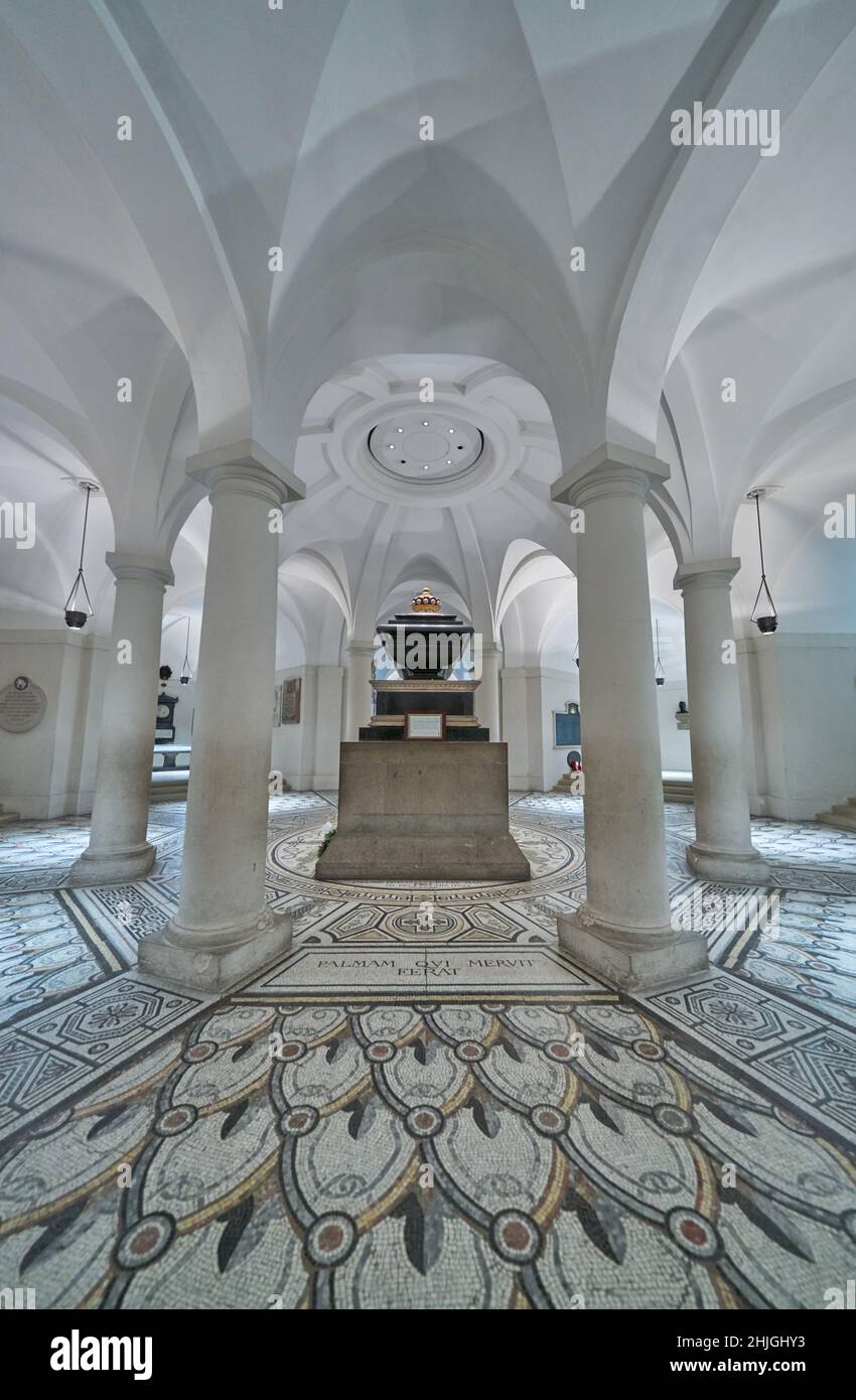 tomb of admiral lord nelson st pauls cathedral Stock Photo - Alamy