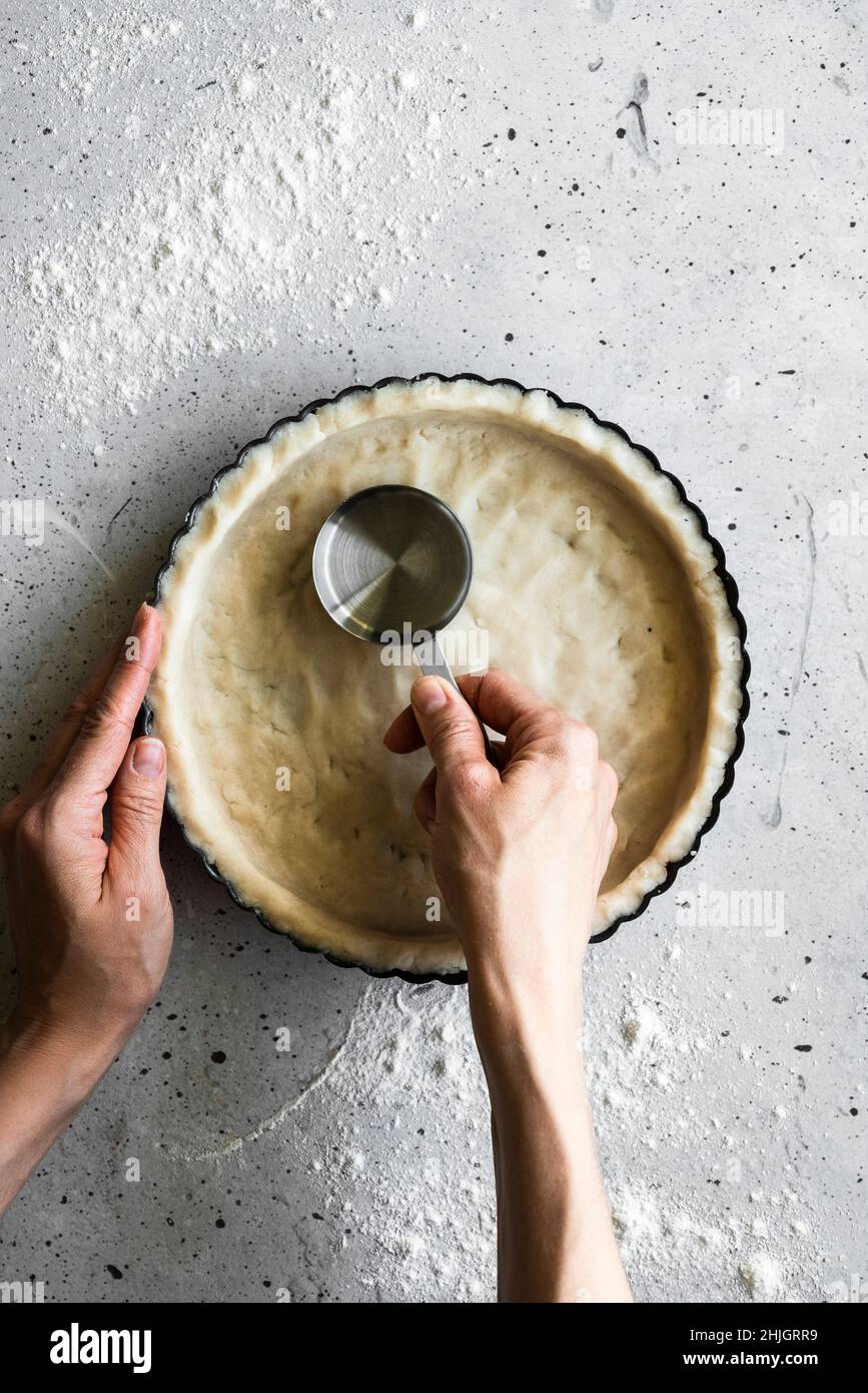 A baker making a tart shell Stock Photo - Alamy