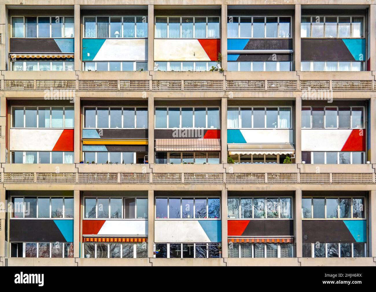 Berlin, Westend, Iconic Le Corbusier residential block with colorful ...