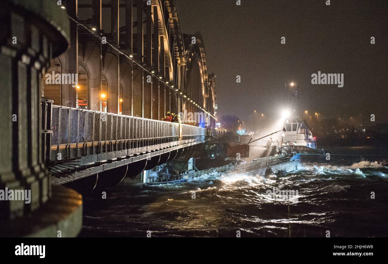 Hamburg, Germany. 29th Jan, 2022. A barge is stuck under the Freeport ...