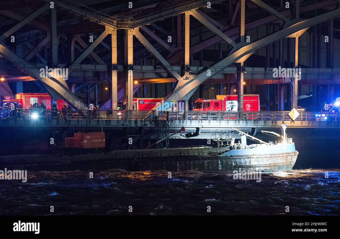 Hamburg, Germany. 29th Jan, 2022. A barge is stuck under the Freeport ...