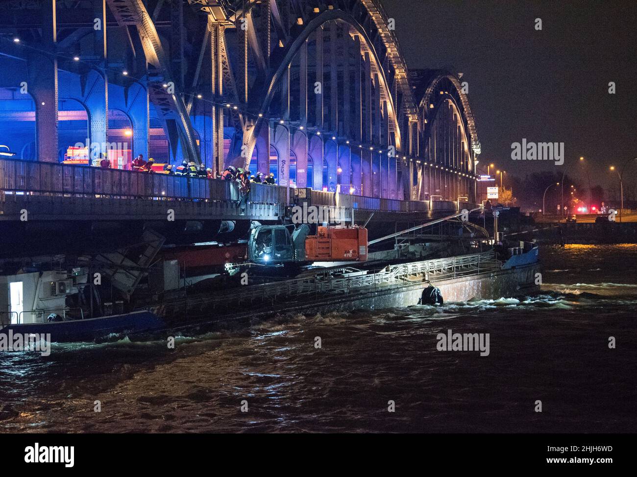 Hamburg, Germany. 29th Jan, 2022. A barge is stuck under the Freeport ...