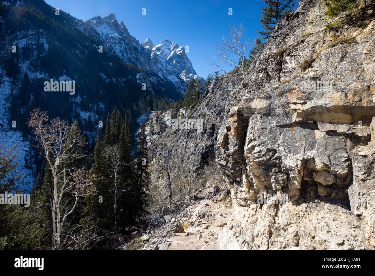 The rocky cliffs of the Inspiration Point Trail dropping below the ...