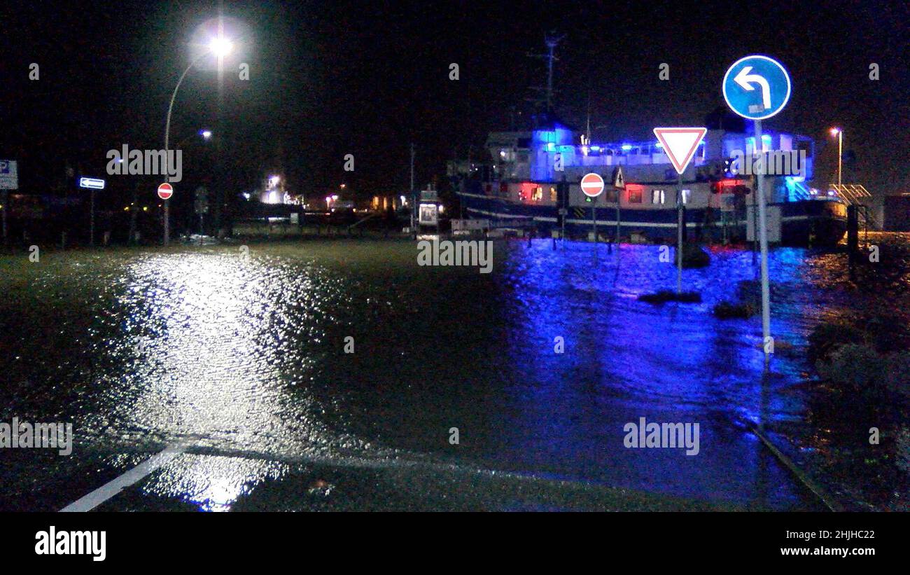 Cuxhaven, Germany. 29th Jan, 2022. Signs are in the water. Delayed ...