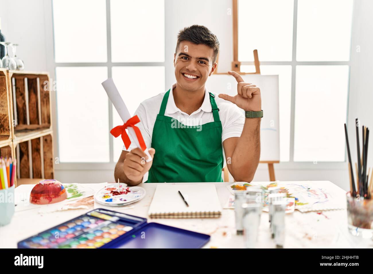 Artist measuring thumb hi-res stock photography and images - Alamy